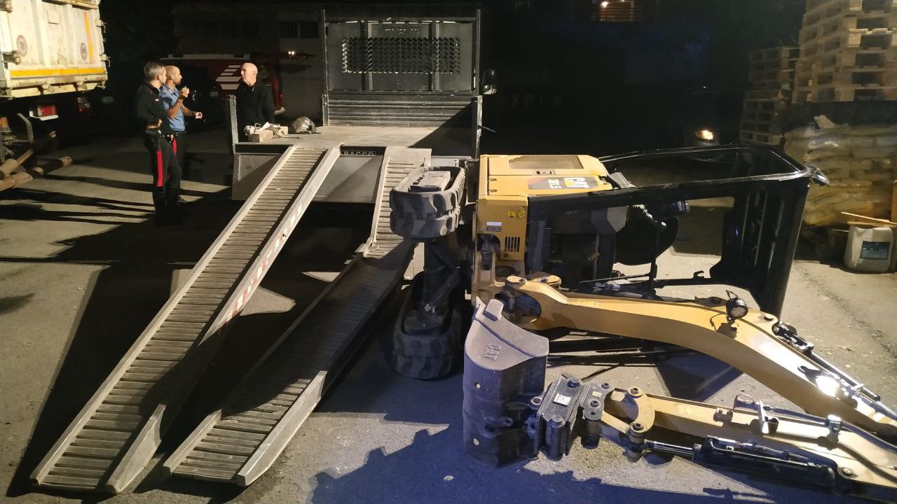 Sarre, incidente sul lavoro: operaio si ribalta con l'escavatore